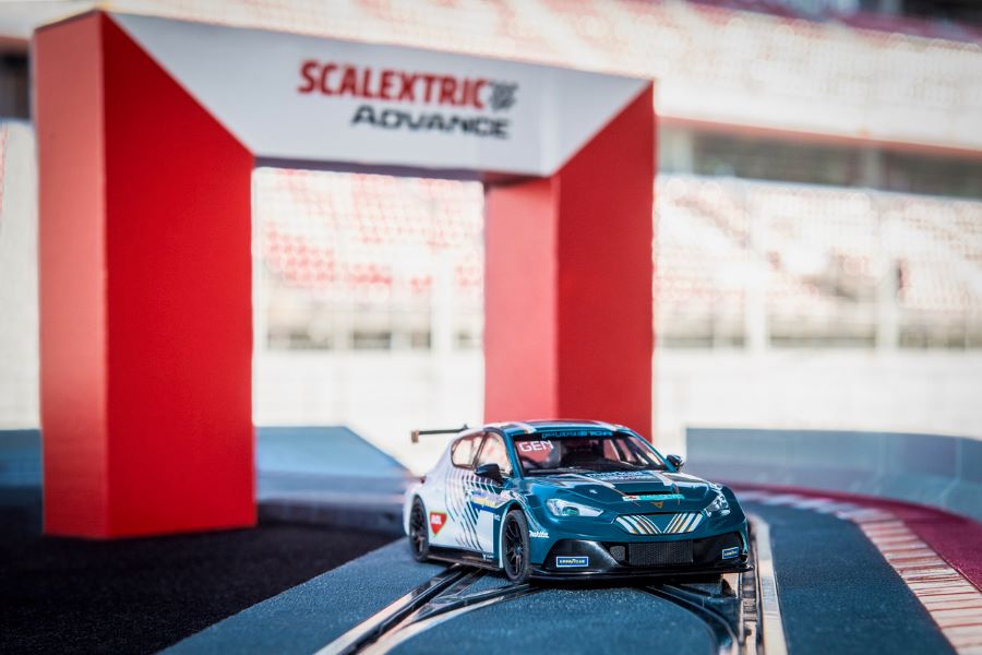 CUPRA se asocia con Scalextric - Revista Fortuna