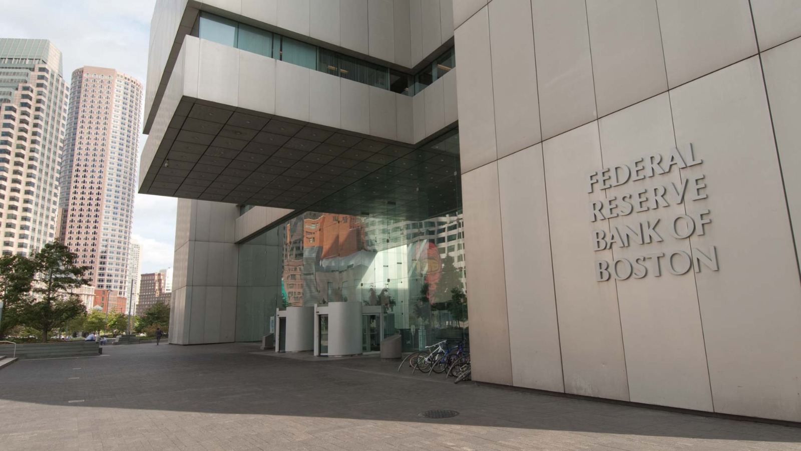 Collins ve a la Fed firme, mientras los aranceles aumentan los riesgos ...